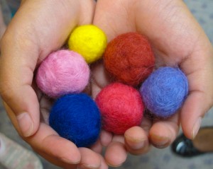 hands-with-felt-balls – Textile Center